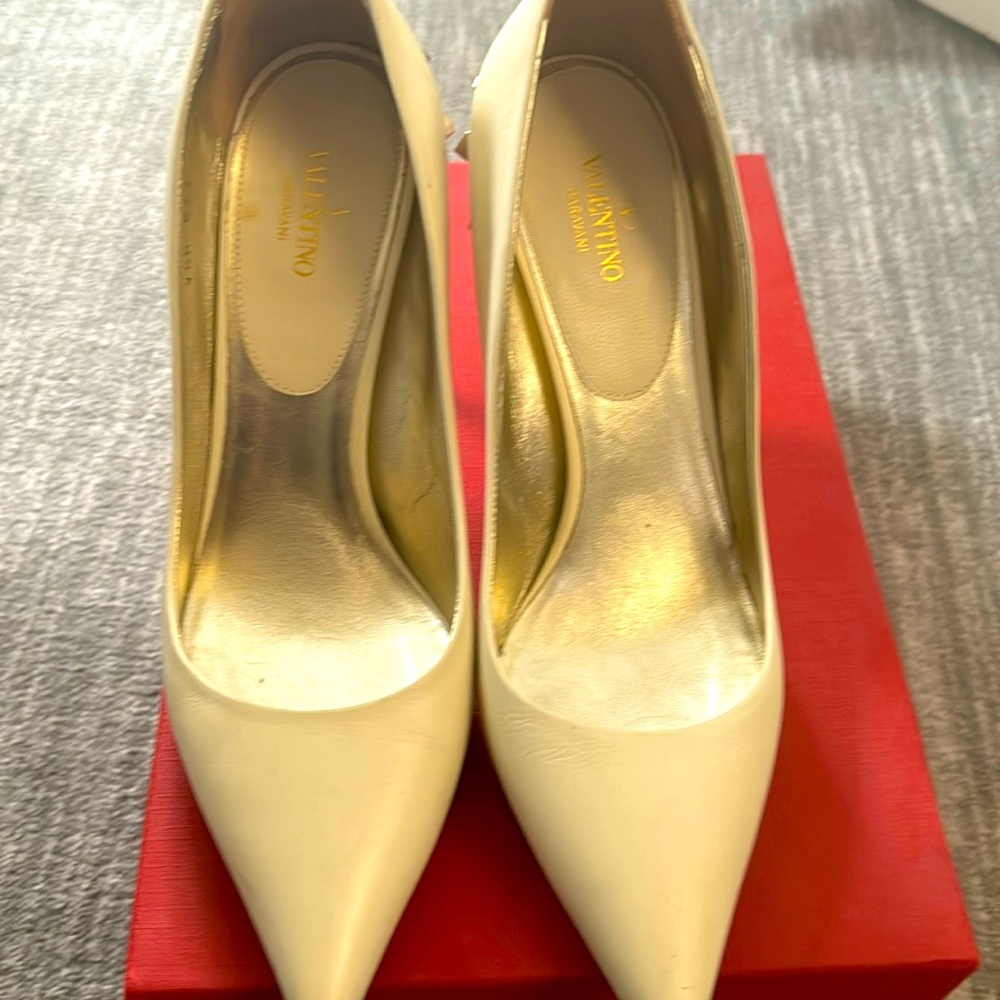 Valentino Off White Pumps With Studs Size 38 - Gem